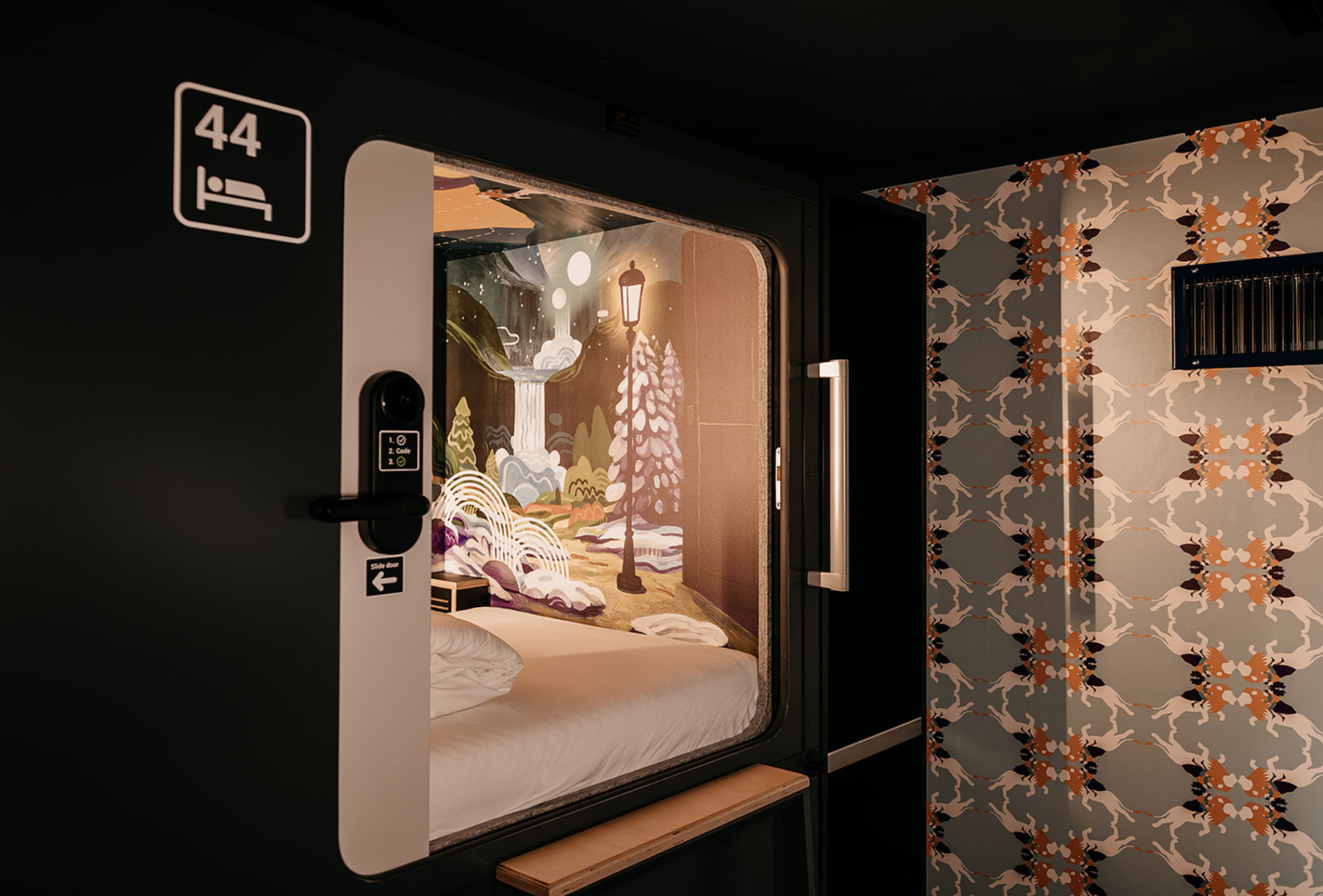 Capsule Hotel Altstadt Luzern / capsule hotel