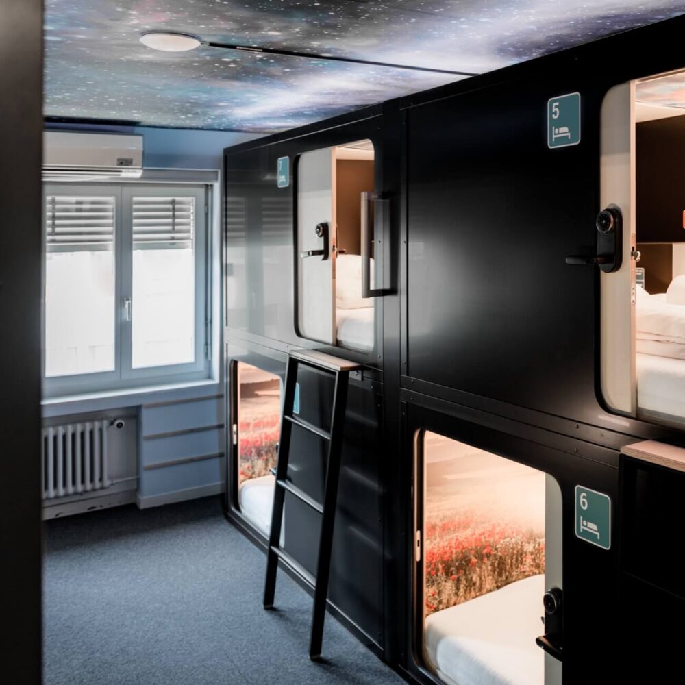 Sleep / capsule hotel